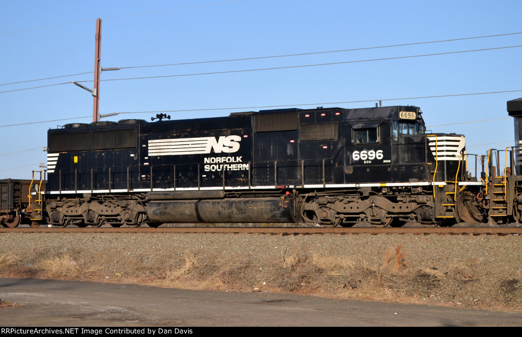 NS SD60 6696 trails on 66Z
